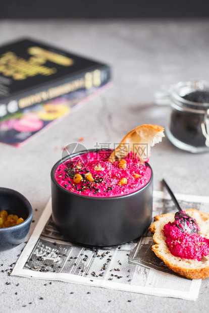 黑碗中的甜菜根dippup酱高清图片下载-正版图片506403542-摄图网