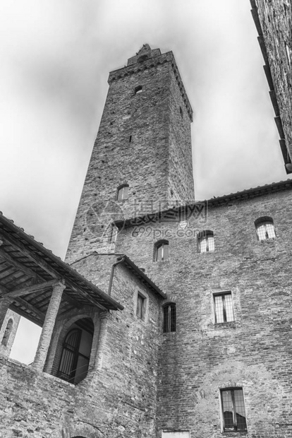 TorreGrossa的景象是意大利托斯卡纳SanGimignano中央广场上最高的中世纪高塔和高清图片下载-正版图片506409077-摄图网