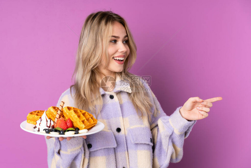 俄罗斯女孩拿着华夫饼的少女高清图片下载-正版图片506411411-摄图网