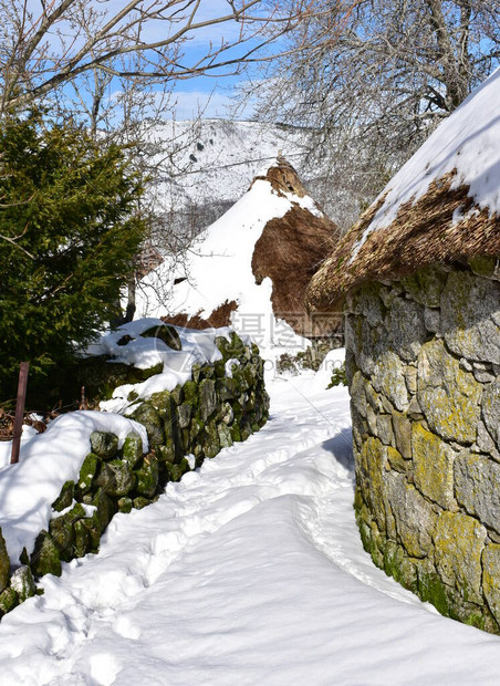 著名的皮奥内多山村在古老的圆环Pallosa石头房屋和高屋顶下雪后高清图片下载-正版图片506413184-摄图网