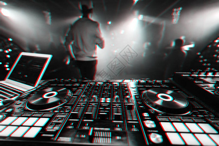 在电子音乐会上用耳机举起手的男DJ背部带有虚拟现实故障效应高清图片下载-正版图片506705322-摄图网