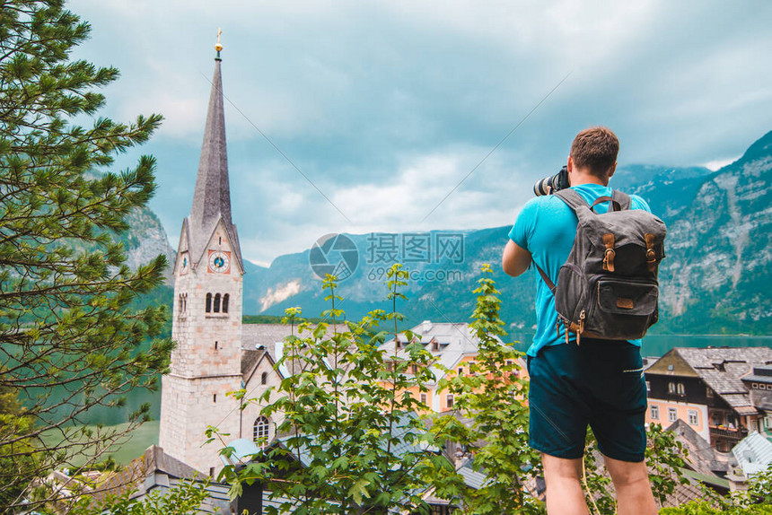 男人从旅行者背包车上方拍下Hallst高清图片下载-正版图片506425350-摄图网