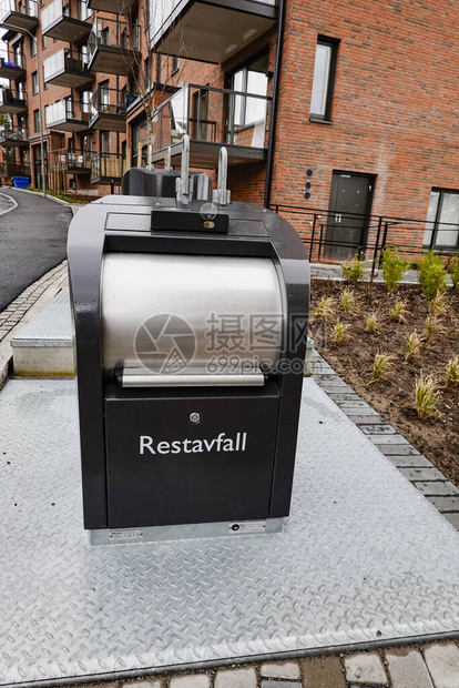 瑞典斯德哥尔摩Hagerstensasen附近的住宅垃圾收集箱瑞典语的Restavfall是指残余高清图片下载-正版图片506425520-摄图网