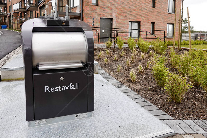瑞典斯德哥尔摩Hagerstensasen附近的住宅垃圾收集箱瑞典语的Restavfall是指残余高清图片下载-正版图片506425521-摄图网