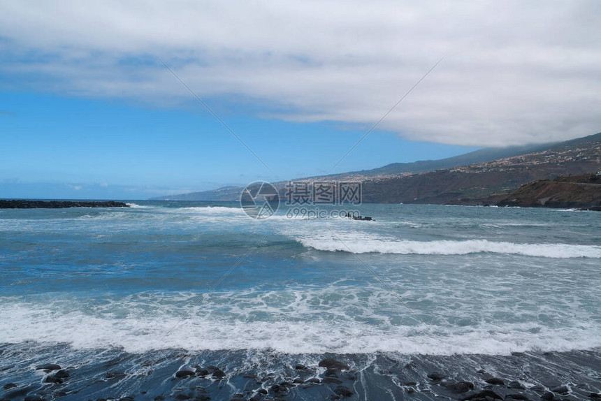 西班牙特内里费岛加那利群岛大西洋西班牙特内里费岛的拉克鲁斯港市用黑色火山沙高清图片下载-正版图片506430686-摄图网