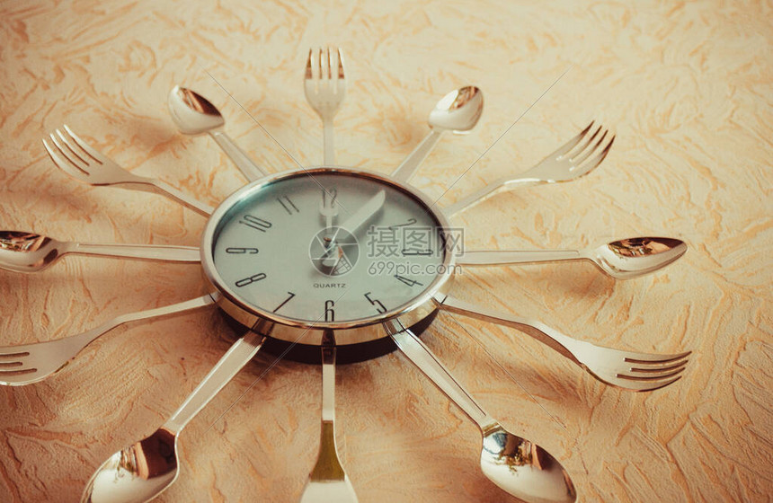 现代厨房时钟由金属制成高清图片下载-正版图片506434052-摄图网