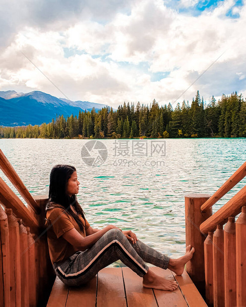 艾伯塔省博维尔湖加拿大落基山高清图片下载-正版图片506443982-摄图网