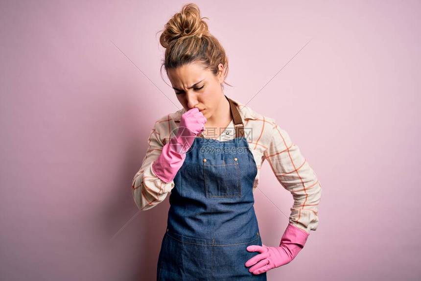 金发碧眼的年轻清洁女工穿着便衣和手套做家务感觉不舒服高清图片下载 正版图片506448265 摄图网