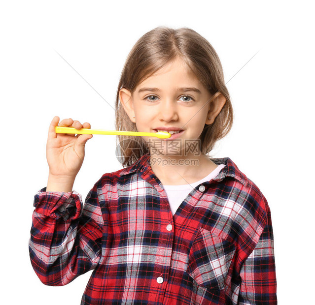 白色背景上有牙刷的可爱小女孩高清图片下载-正版图片506452006-摄图网