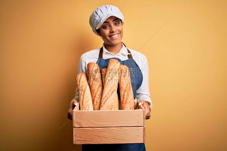 年轻的非洲裔美国面包师女孩穿着围裙高清图片下载-正版图片506452699-摄图网