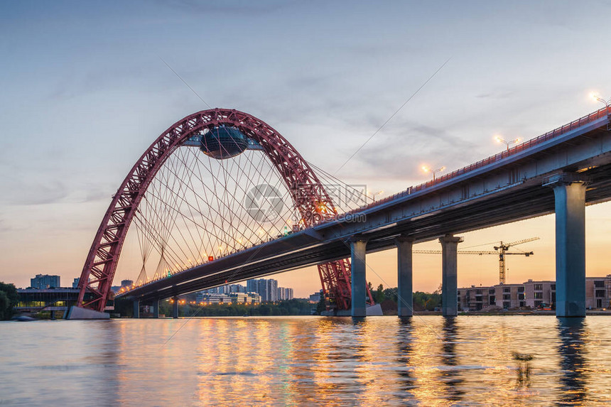 莫斯科河上大红拱门的Picturesque桥日落景色高清图片下载-正版图片506456293-摄图网