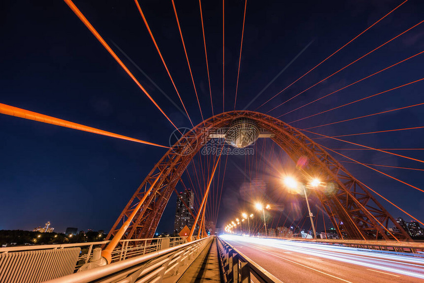 莫斯科河上大红拱门的Picturesque桥日落景色高清图片下载-正版图片506456306-摄图网