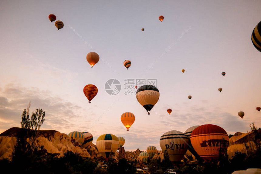 卡帕多西亚土耳其日出在山上高清图片下载-正版图片506458061-摄图网