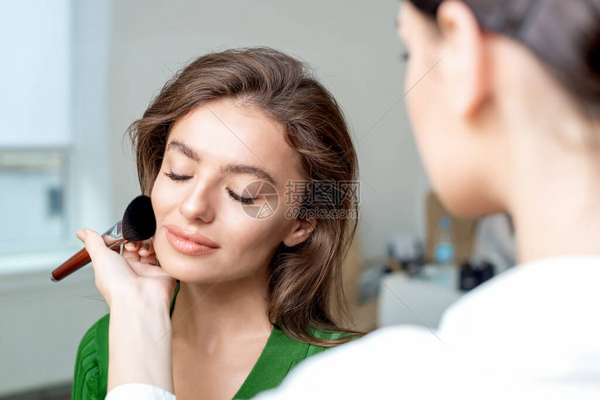 专业化妆师在女脸上涂高清图片下载 正版图片506466777 摄图网