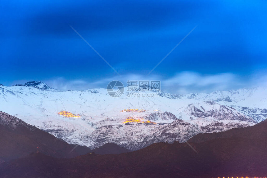 远视安第斯山区圣地亚哥上空的Skie村高清图片下载-正版图片506468902-摄图网