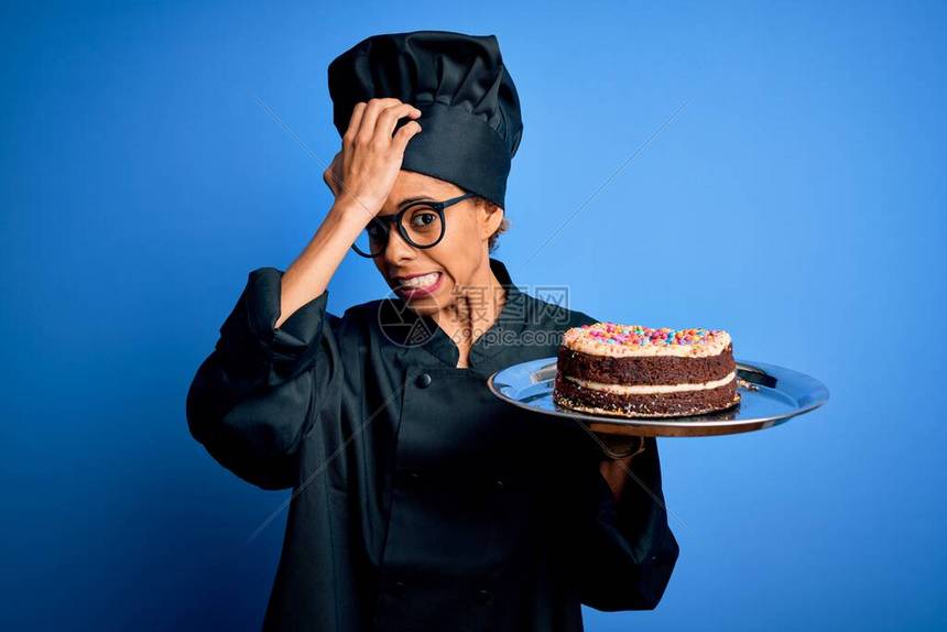 年轻的非洲裔美国面包师女人穿着炊具制服高清图片下载-正版图片506476451-摄图网