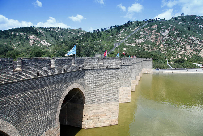 长城在蓝天的白云下美高清图片下载-正版图片506483999-摄图网