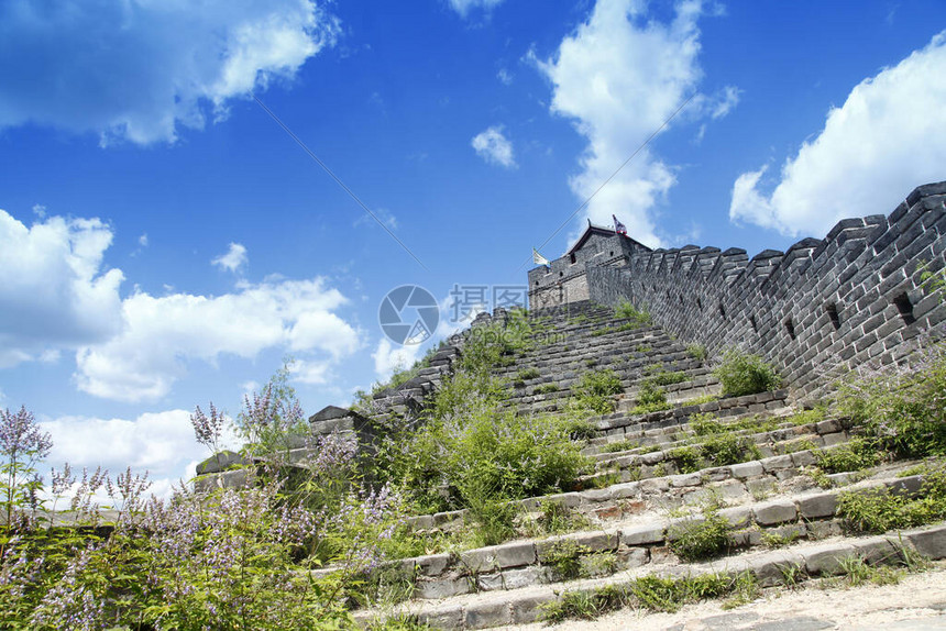 长城在蓝天的白云下美高清图片下载-正版图片506484000-摄图网