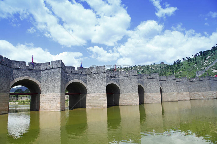 长城在蓝天的白云下美高清图片下载-正版图片506484145-摄图网