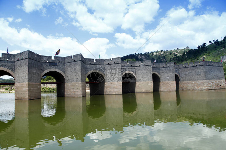 长城在蓝天的白云下美高清图片下载-正版图片506484174-摄图网