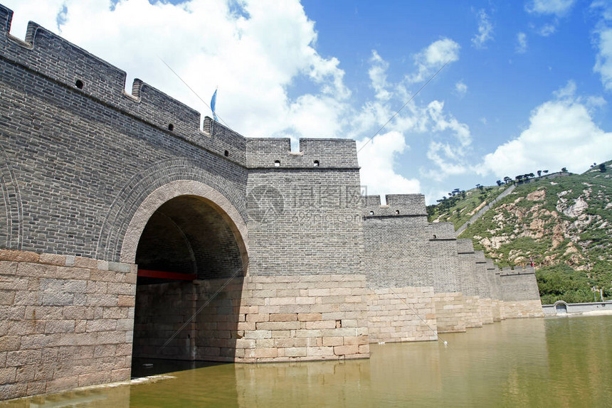 长城在蓝天的白云下美高清图片下载-正版图片506484178-摄图网