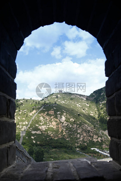 长城在蓝天的白云下美高清图片下载-正版图片506484187-摄图网