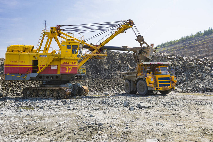 一台采矿挖掘机用花岗岩装载一辆巨大的卡车世界上最大的花岗岩采石场的巨大设备2by3高清图片下载-正版图片506487447-摄图网