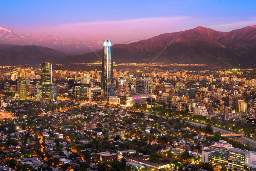 智利圣地亚哥黄昏时的全景高清图片下载-正版图片506489775-摄图网