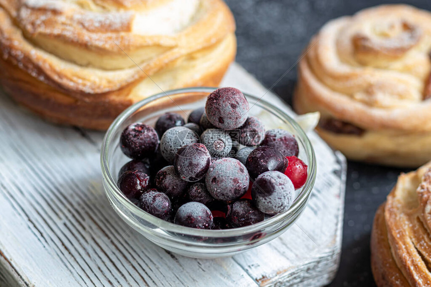冷冻水果黑醋栗和蔓越莓在葡萄干和果的背景面包位于深色木质背景高清图片下载-正版图片506493557-摄图网