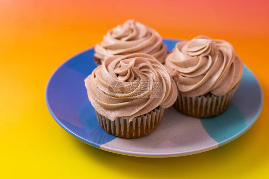 以多彩背景为背景的Cu高清图片下载-正版图片506494026-摄图网