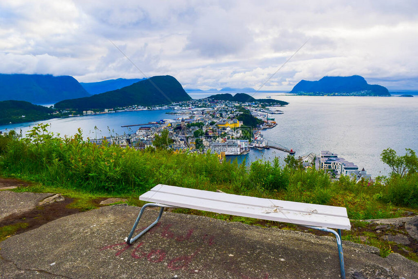 Alesund城市景观背景的Aksla山上的长凳高清图片下载-正版图片506494227-摄图网
