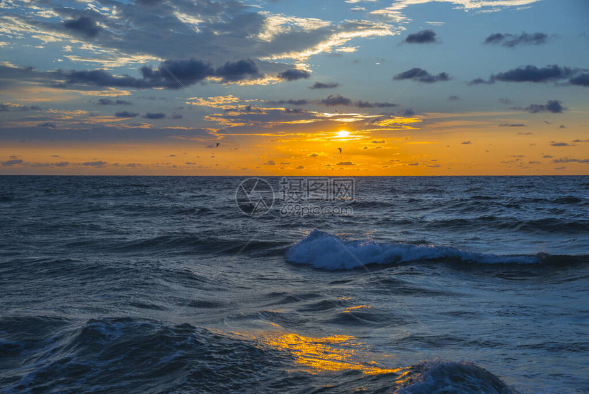 敖德萨黑海的日出高清图片下载-正版图片506496640-摄图网