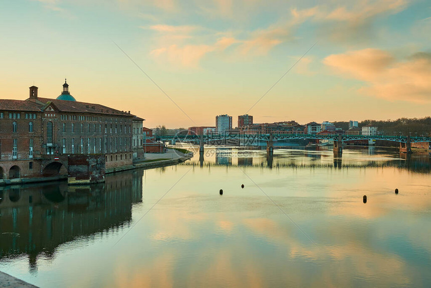 法国图卢兹的圣皮埃尔桥经过Garonne和医学历史博物馆高清图片下载-正版图片506499591-摄图网