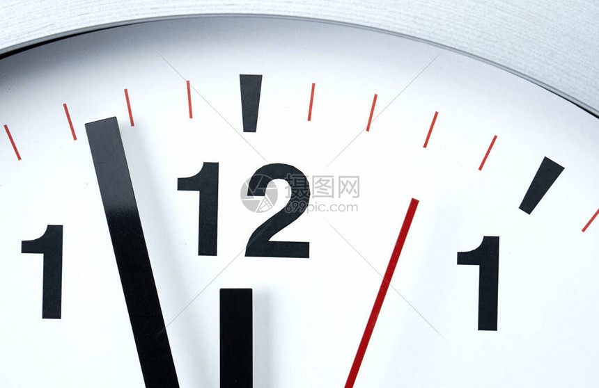 白色背景时间概念上11时57分或下午11时5高清图片下载-正版图片506502304-摄图网