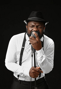 一个年轻严肃的家伙音乐家歌手说唱歌手的戏剧肖像高清图片下载-正版图片506471160-摄图网