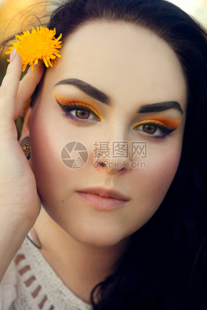 华丽的黑发女郎穿着白色连衣裙坐在草地上的公园里高清图片下载 正版图片506511976 摄图网