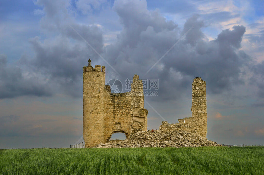 西班牙托莱多省Caudilla的一座草地上的小高清图片下载-正版图片506528487-摄图网