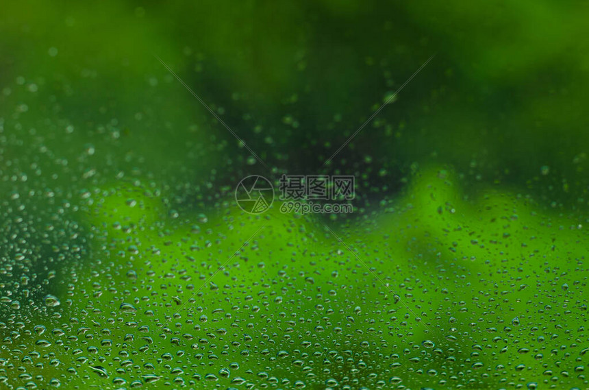 雨滴在雨季绿色背景玻璃窗上的模糊和焦点高清图片下载-正版图片506529649-摄图网