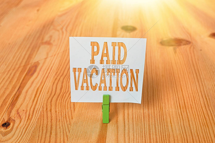 手写文本带薪假期概念照片休假周末休假期休假福利空提醒木地板背景绿色衣高清图片下载-正版图片506548154-摄图网