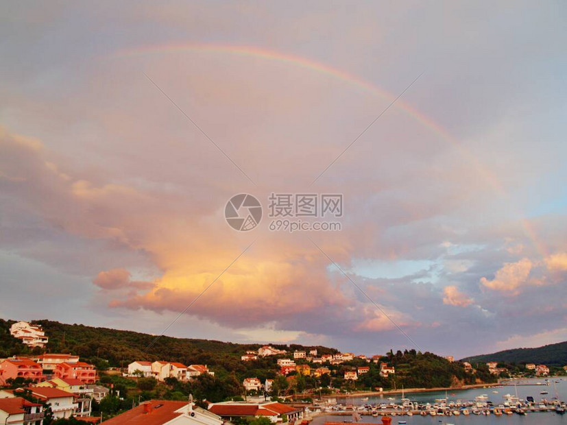 在小克罗阿提亚村庄Kampor的和平观光高清图片下载-正版图片506555353-摄图网