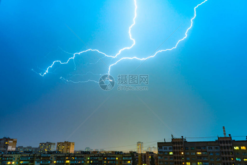 城市上空的闪电傍晚的时间高清图片下载-正版图片506558553-摄图网