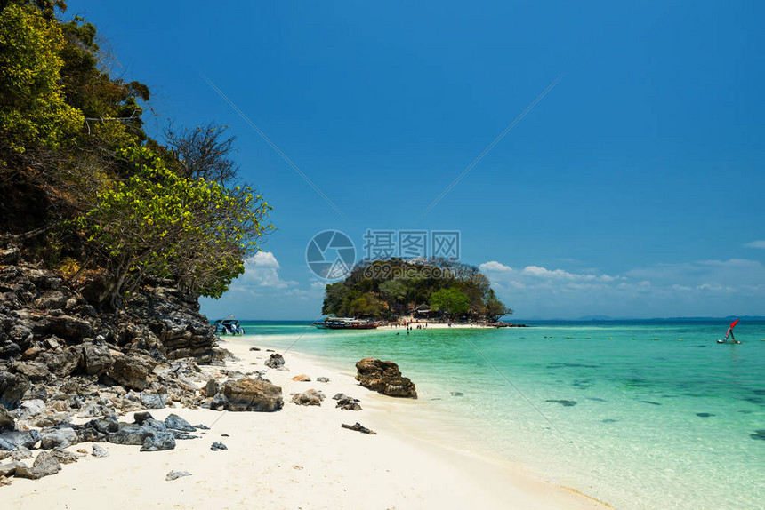 Waek或漫步的沙滩上白沙松石海和蓝天在泰国Krabi高清图片下载-正版图片506563271-摄图网