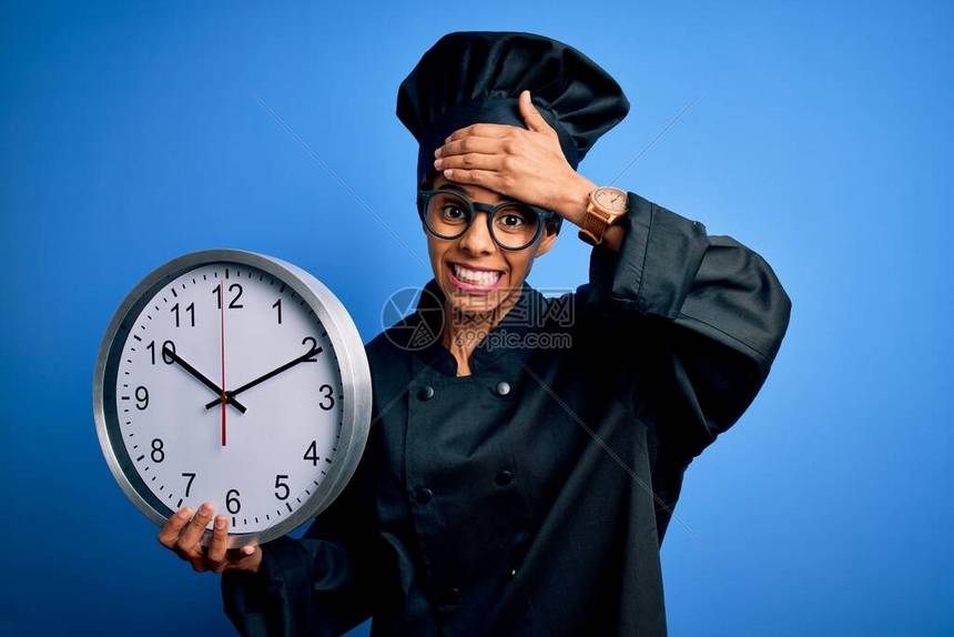 非洲裔美国面包师女人穿着炊具制服高清图片下载-正版图片506567736-摄图网