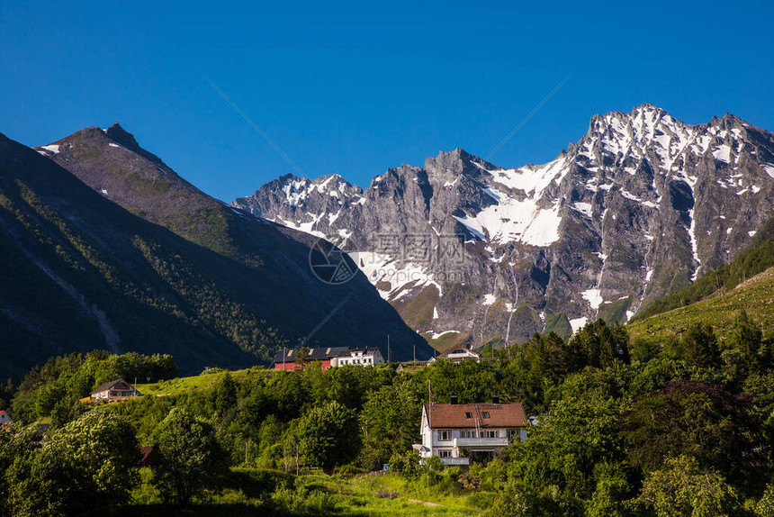 挪威Urke村和Hjorundfjordenfjordnfjord的图片段高清图片下载-正版图片506580580-摄图网