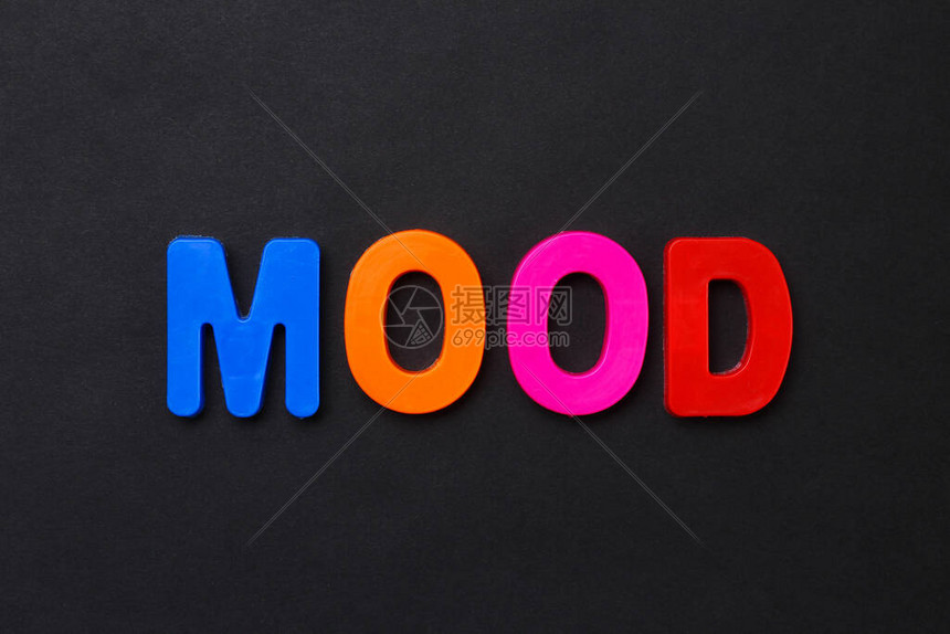 MOOD这个词是用黑背景儿童磁字母表高清图片下载-正版图片506585185-摄图网