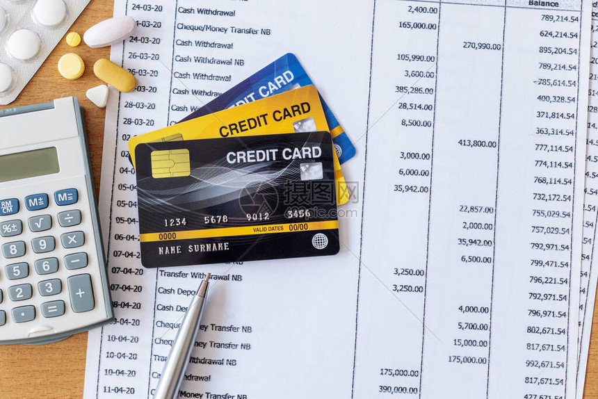 银行对账单和Wooden表格信用卡上的药品和计算器高清图片下载-正版图片506588866-摄图网