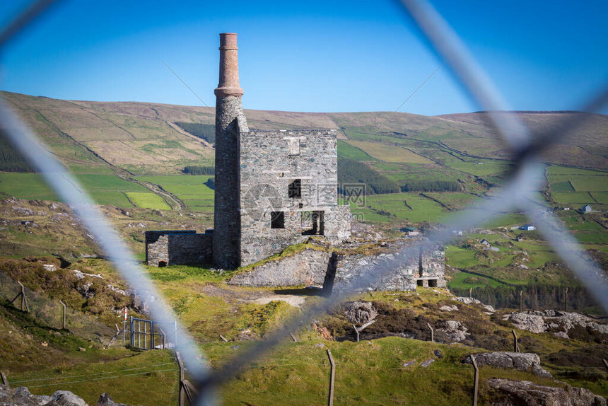 爱尔兰Cork县Beara半岛大西洋Allihies的旧铜矿通过铁高清图片下载-正版图片506589025-摄图网