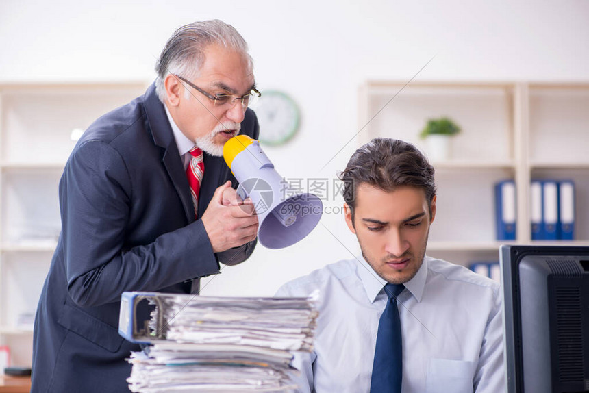 办公室里的老板和年轻员工高清图片下载-正版图片506590392-摄图网