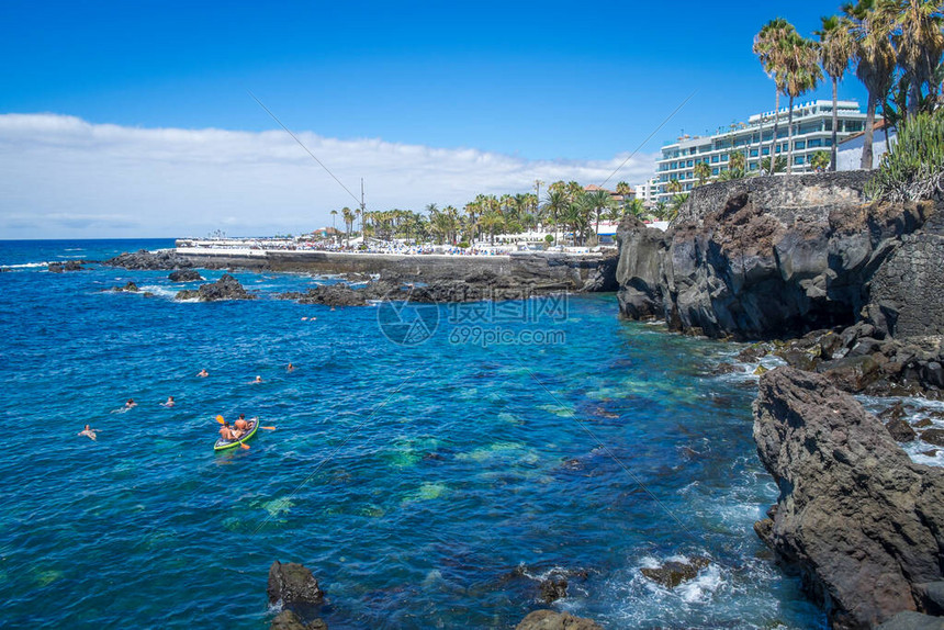 在西班牙加那利群岛特内里费的德拉克鲁斯港自然海岸游泳和放松舒高清图片下载-正版图片506592250-摄图网