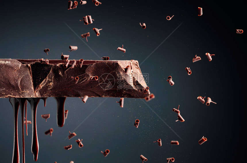 黑色背景的黑巧克力和掉下来的巧克力碎高清图片下载-正版图片506594271-摄图网